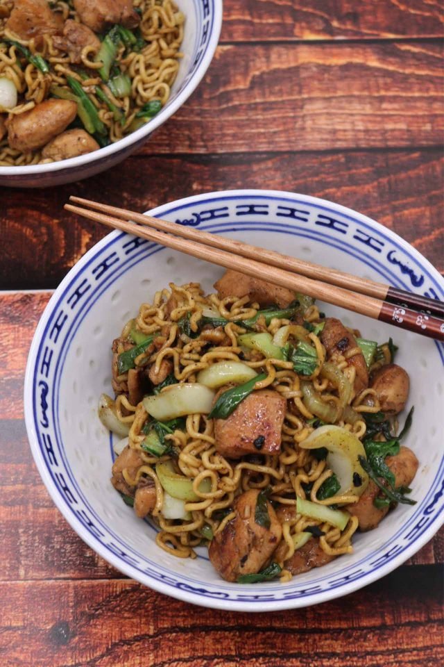 Spicy Chicken Chow Mein - Felly Bull