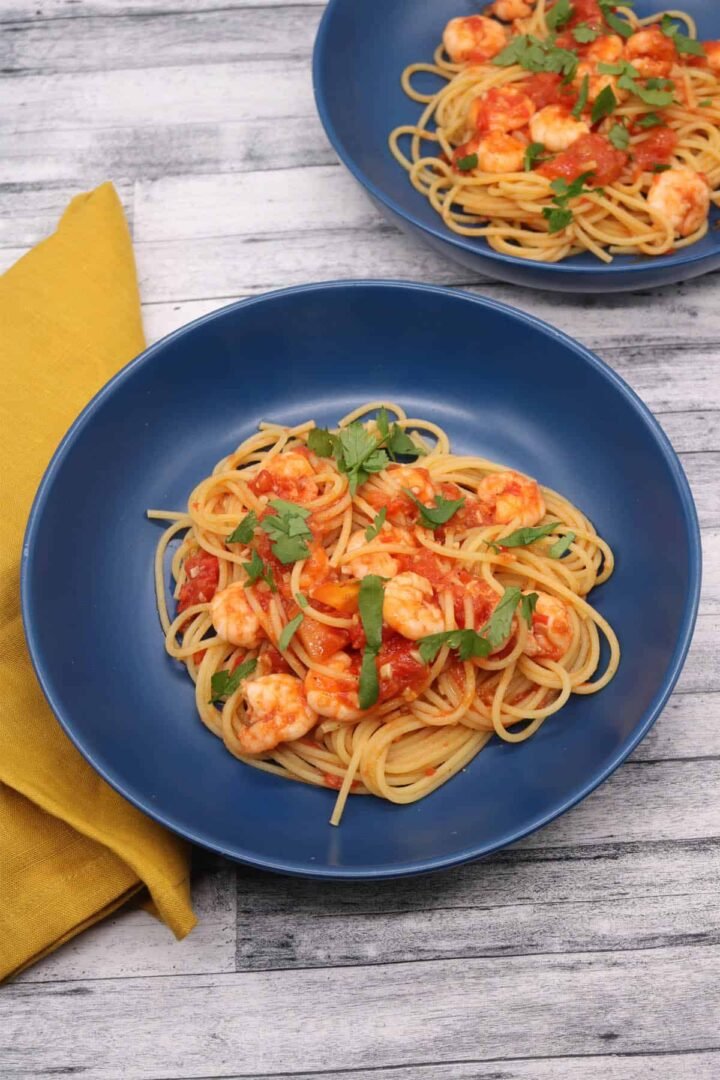 Spaghetti with Prawns, Tomatoes, Garlic and Chilli - Felly Bull