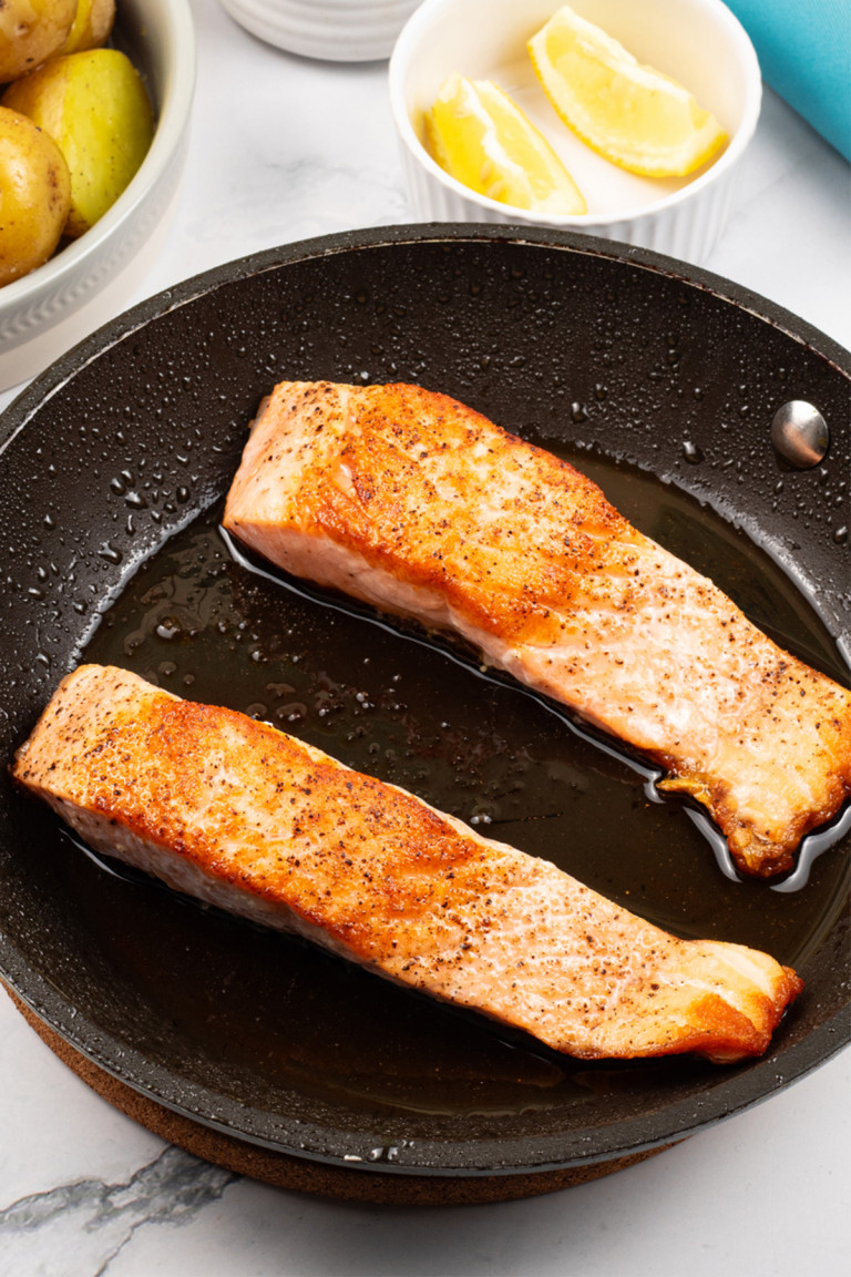 Crispy Pan-Fried Salmon Fillets - Felly Bull